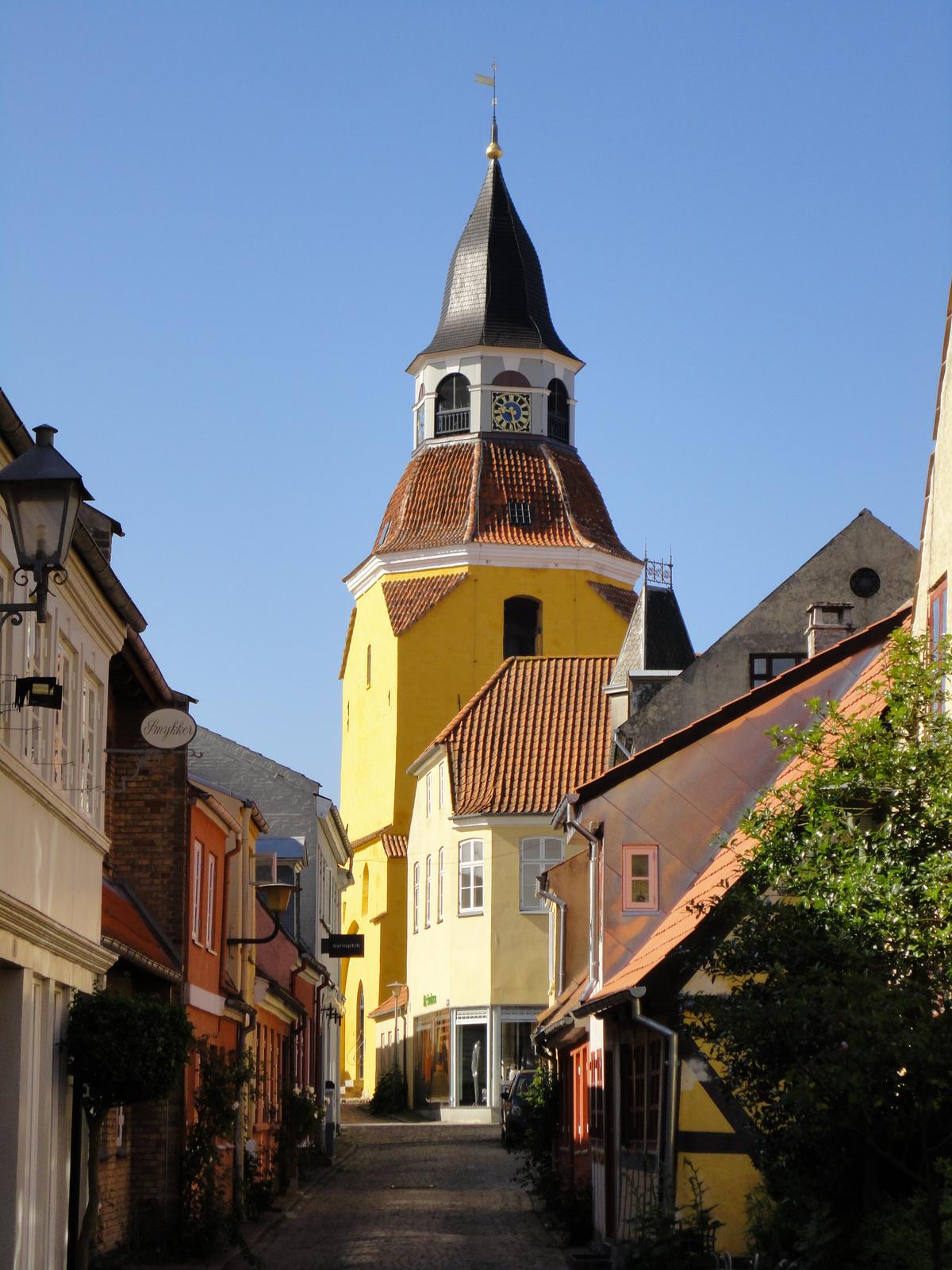 I et moderne parforhold siden 1550: Faaborgs kirke og tårn bor ikke sammen